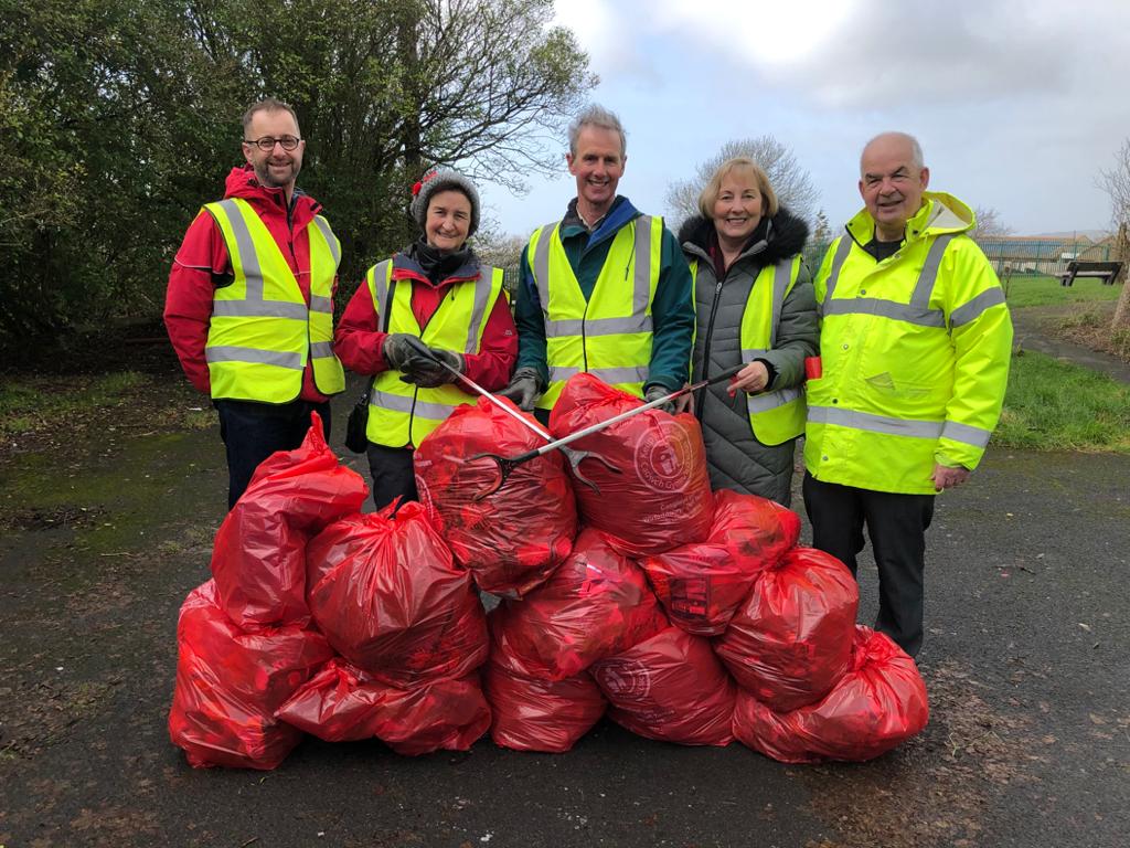 200208 litter pick Bigyn Hill – Nia Griffith